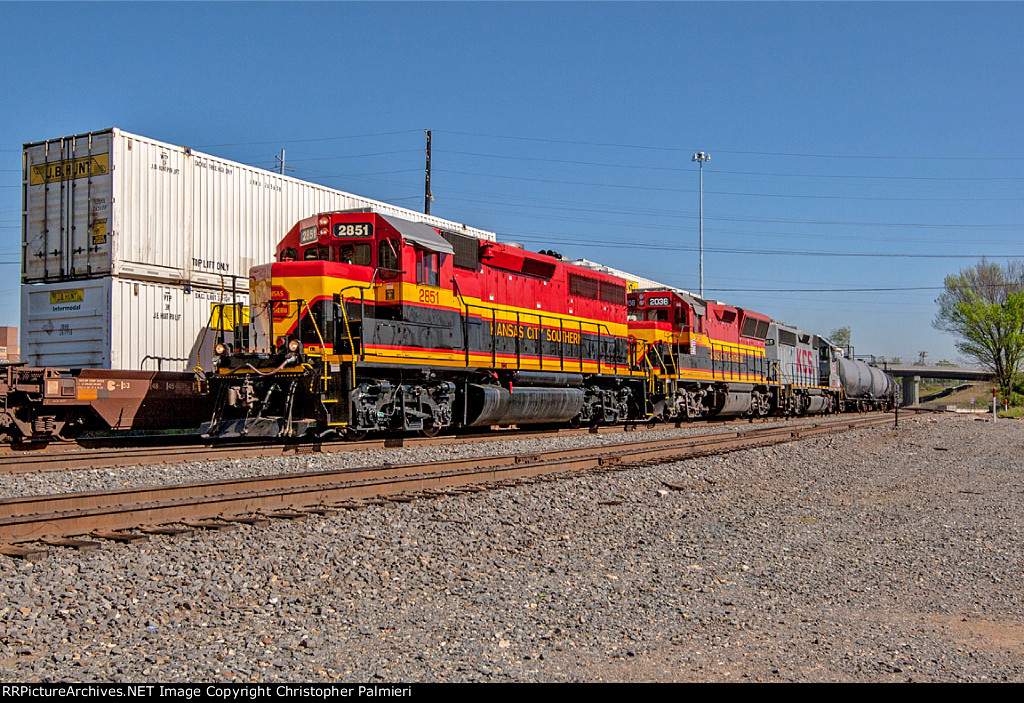 KCS 2851, 2036, and 2965 Lead the Bossier Turn